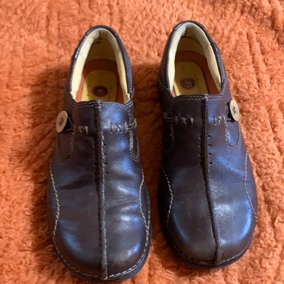 Clarks | Shoes | Clarks Size 5 2 Structured Brown Slip On Shoes Some ...